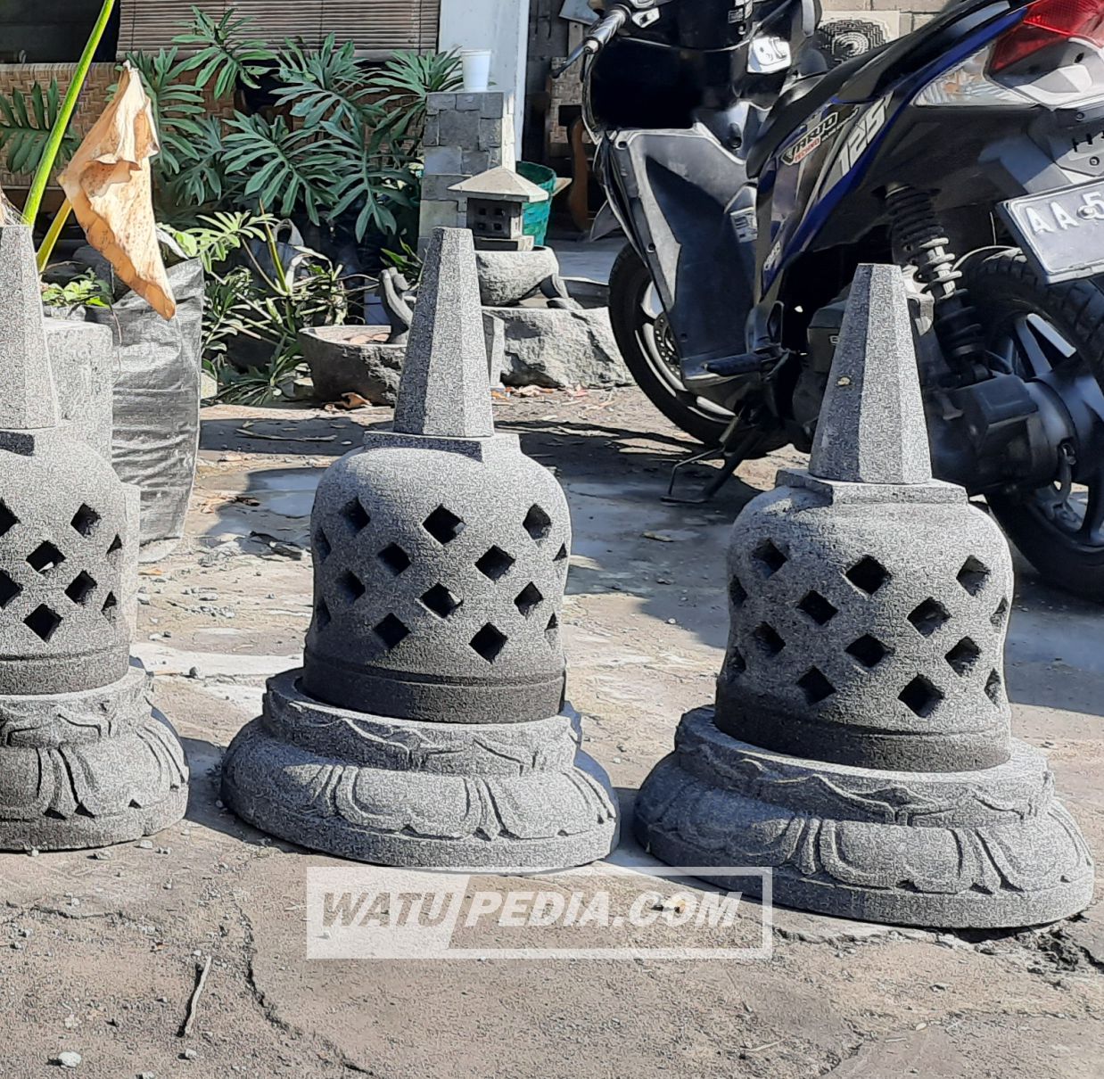 Pengrajin Stupa candi borobudur Batu Merapi - WATUPEDIA STONE ART